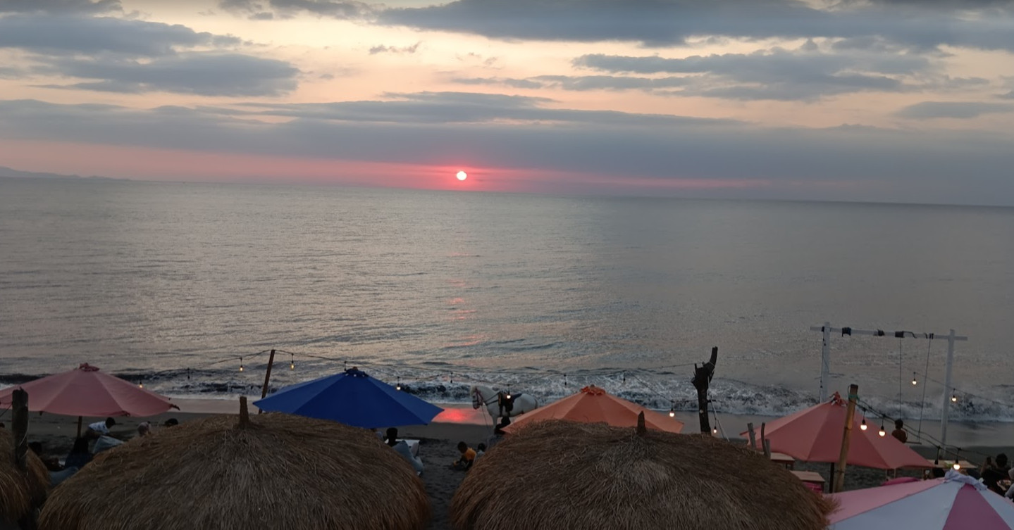 Sunset, Laut, dan Seafood Panas di Point Sunset Cafe - Kisah Keluarga Nara